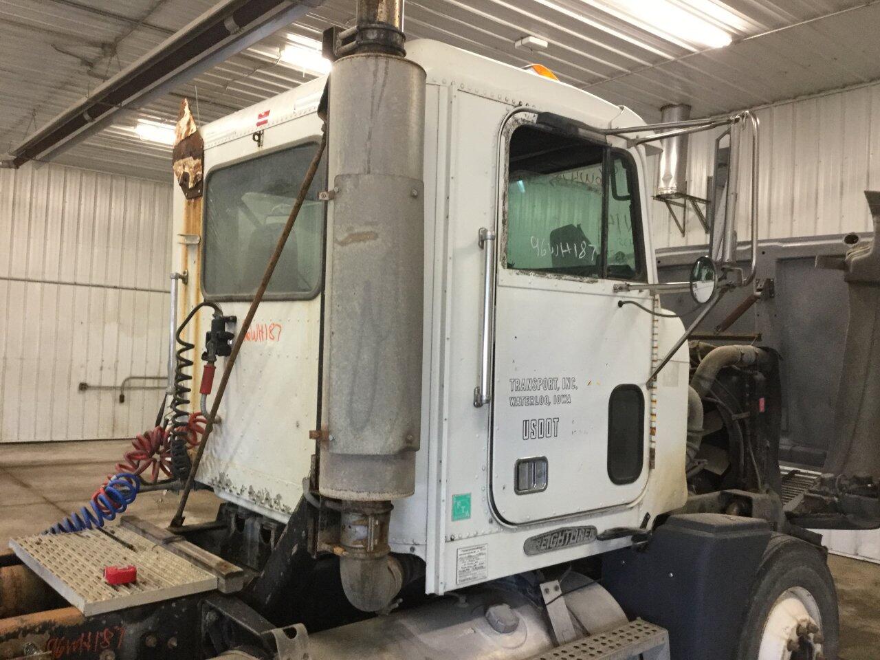 Freightliner FLD120 Cab Assembly in Spencer, IA #24592359