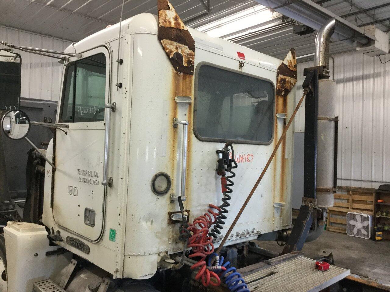 Freightliner FLD120 Cab Assembly in Spencer, IA #24592359