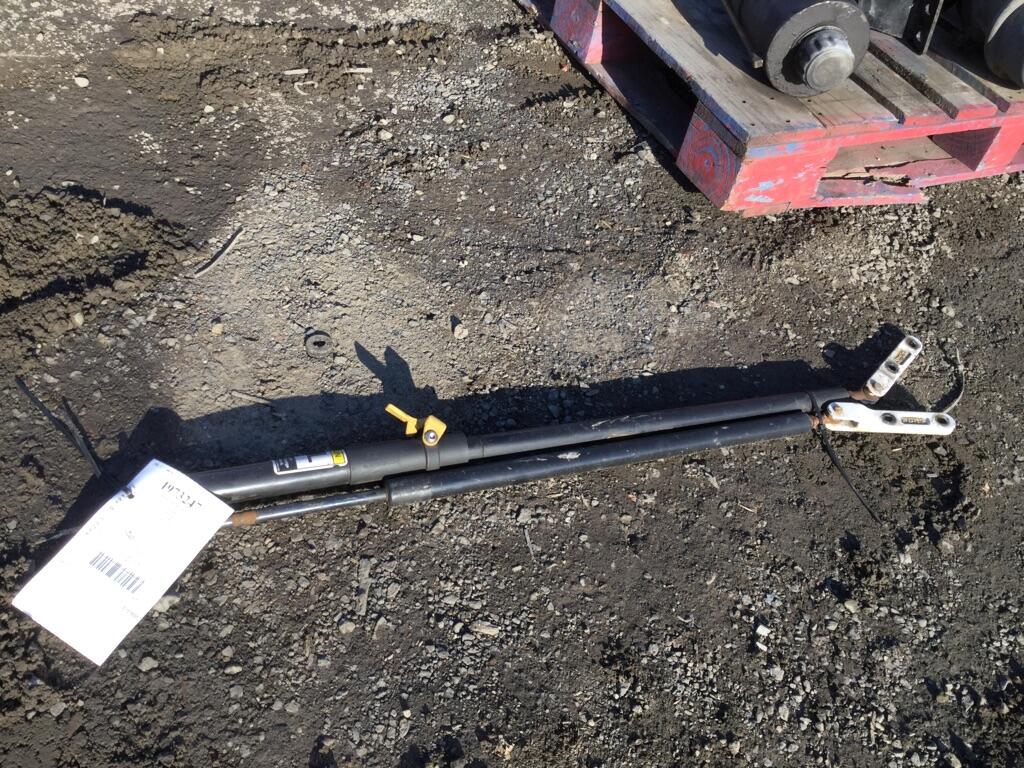 PETERBILT 579 HOOD BRACKET OEM# L71-6017, L71-6021 in Spokane, WA #1973247