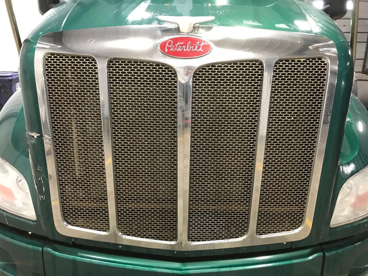 Peterbilt 579 Grille in Sioux Falls, SD #24816075